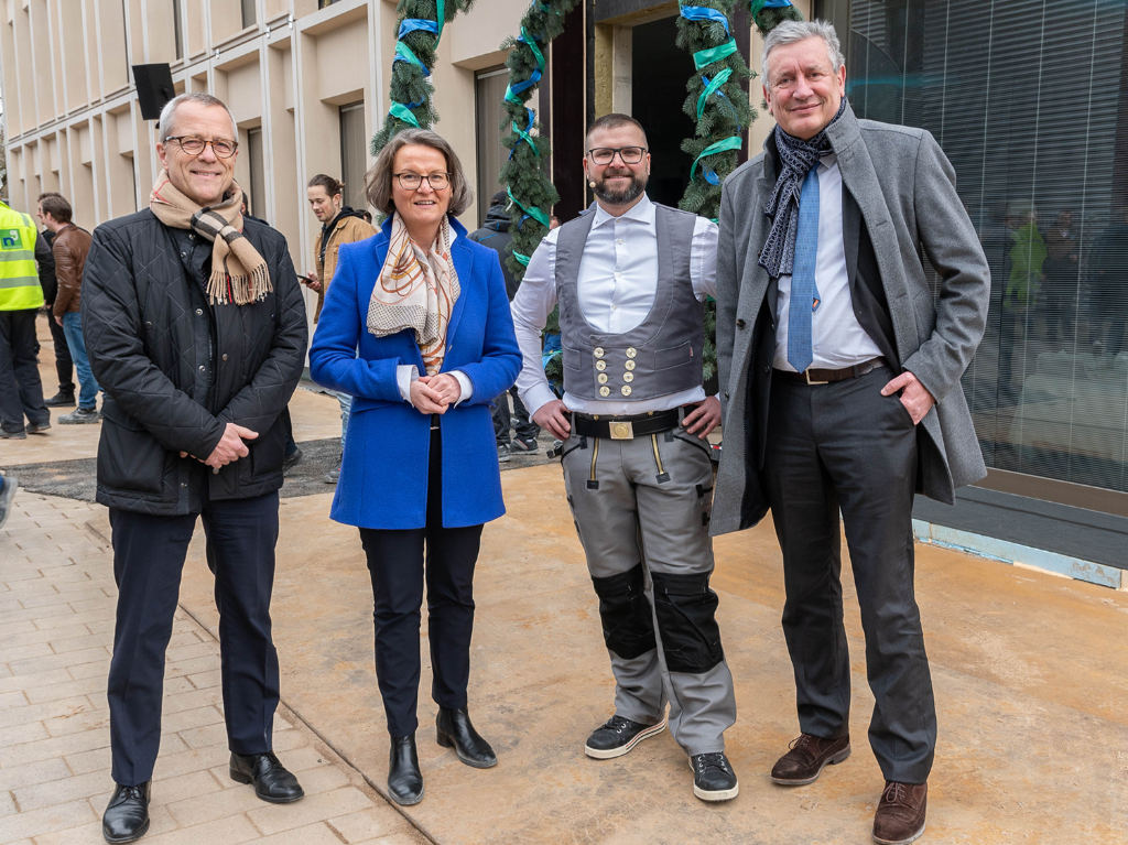 Richtfest mit NRW-Bauministerin Ina Scharrenbach | Uniklinik Köln