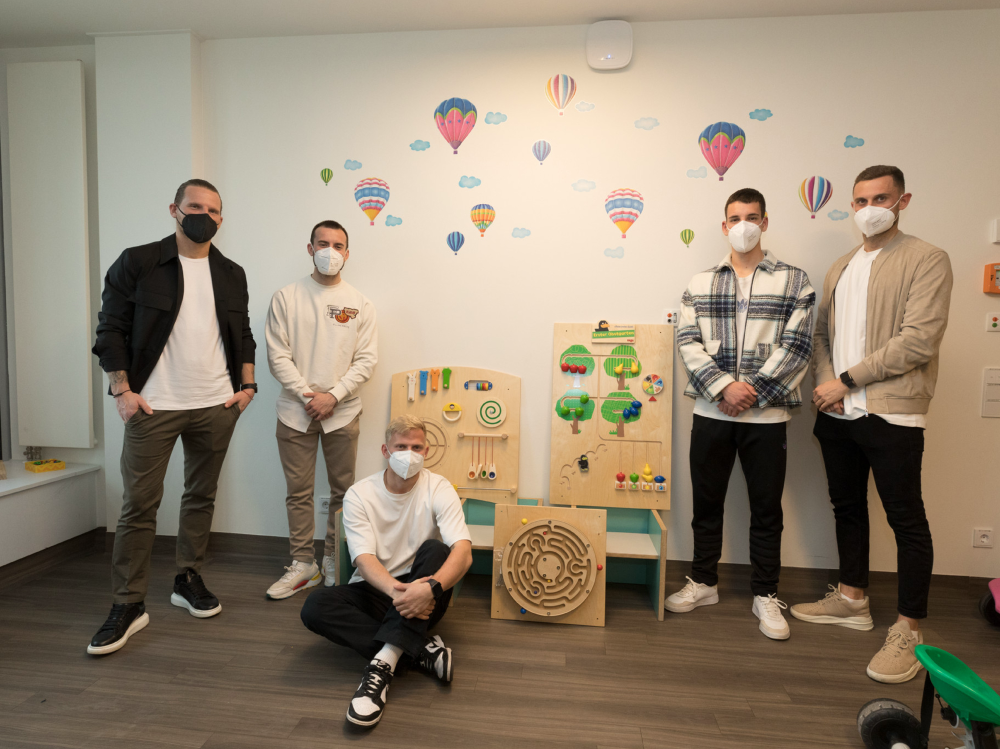 Wandspielzeug aus der Mannschaftskasse | Kinderklinik | Uniklinik Köln